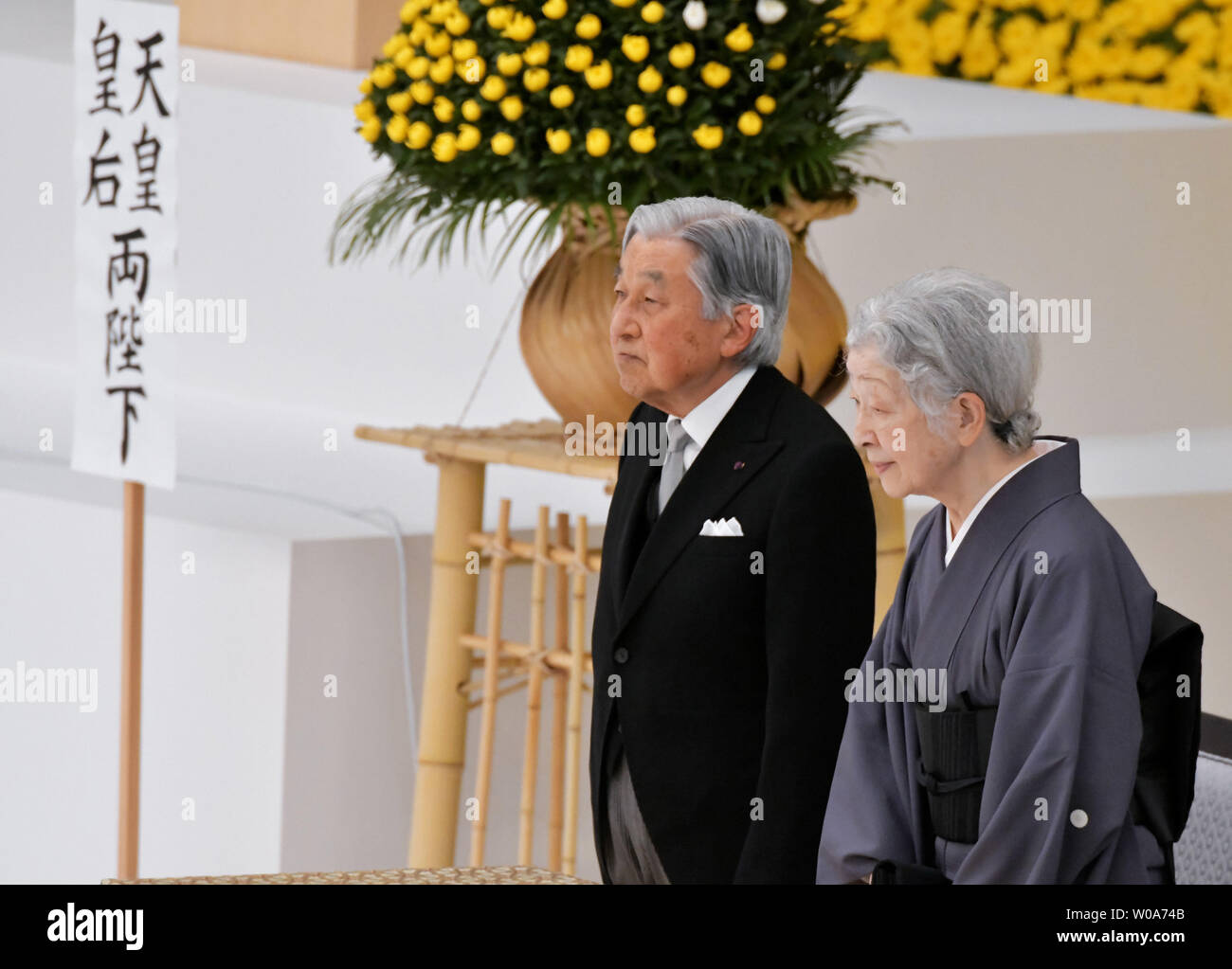 Japan's Emperor Akihito(L) and Empress Michiko attend the memorial ...