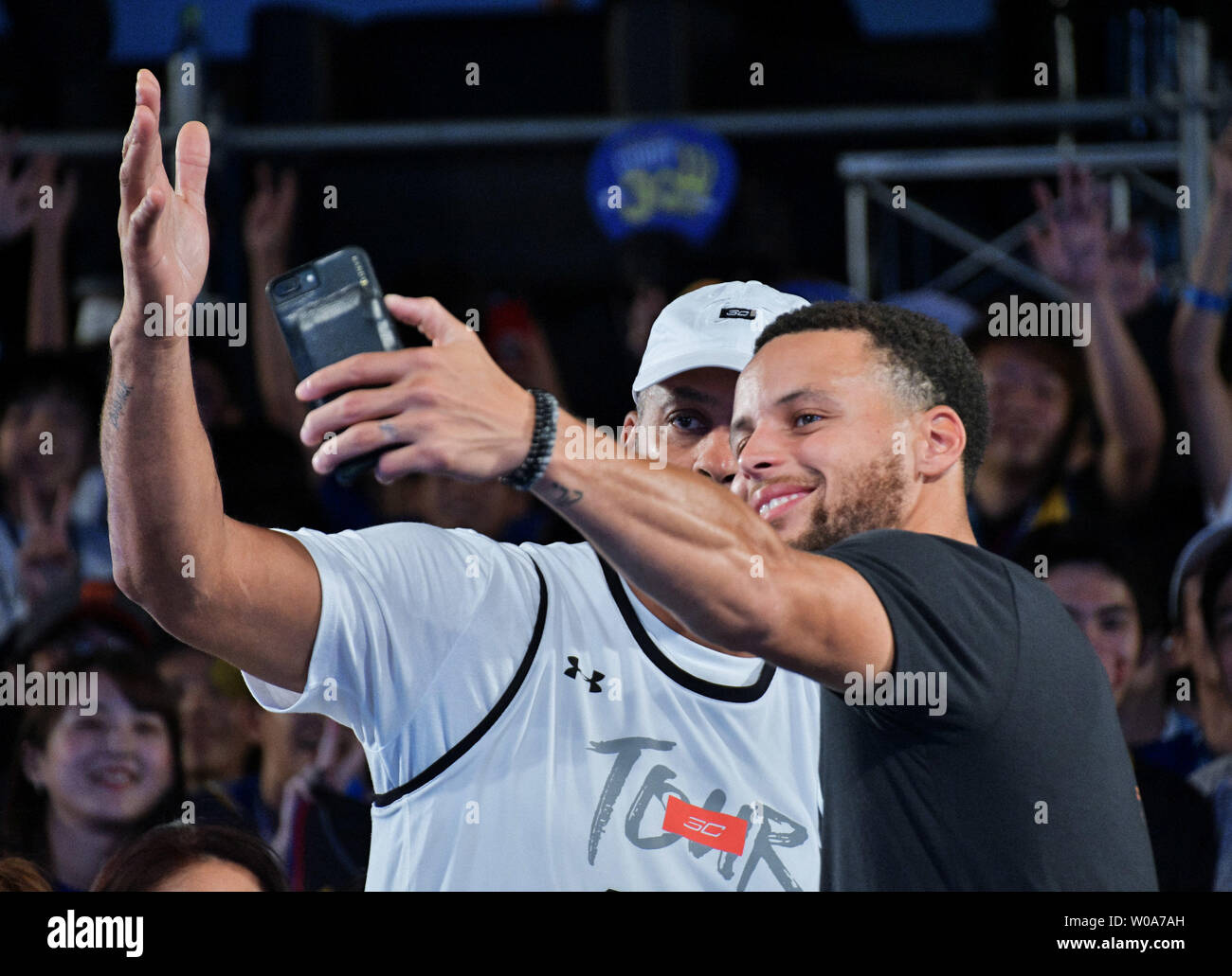 Golden State Warriors Point guard Stephen Curry(R) and his father Dell ...