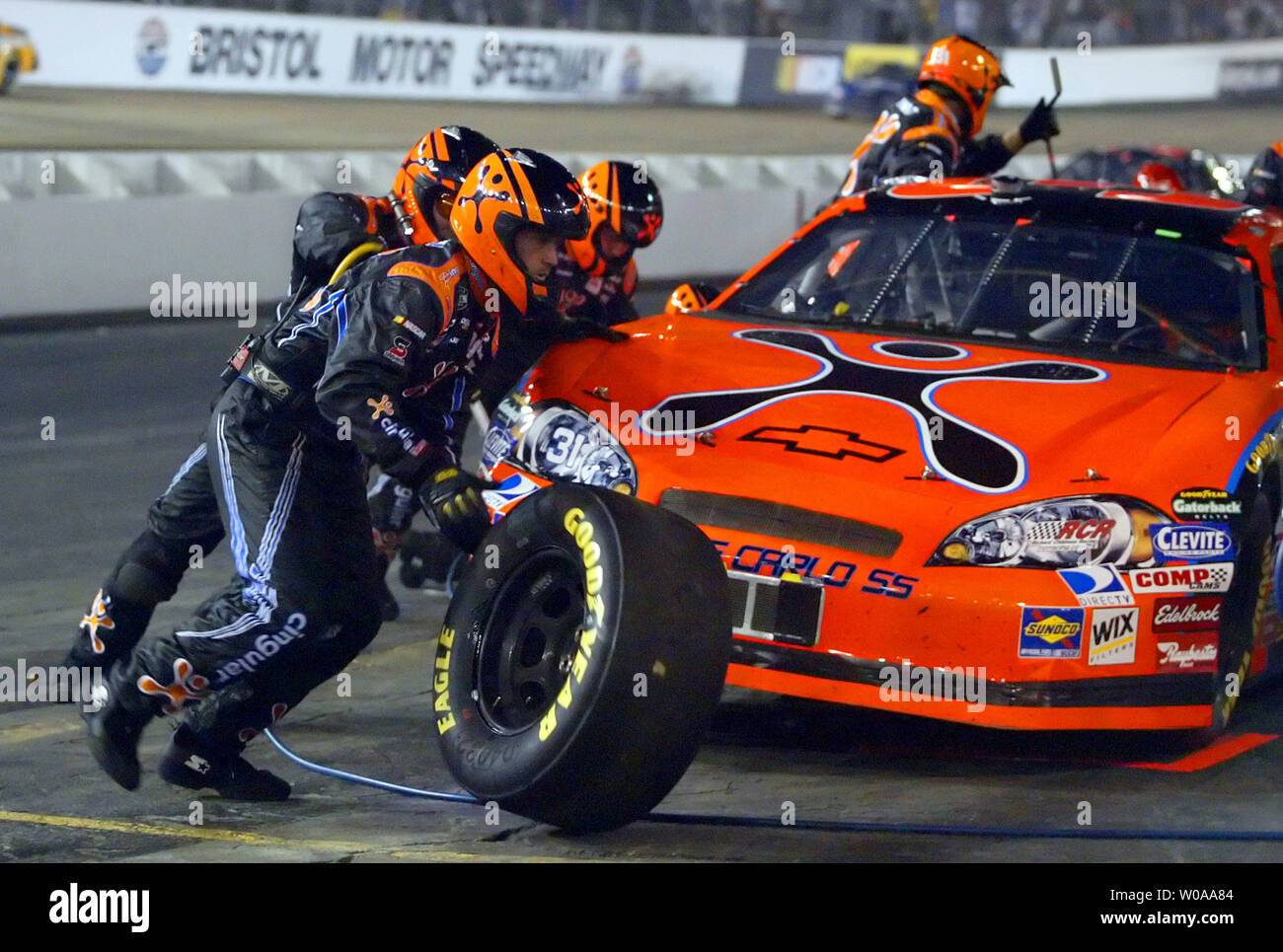 The Cingular Wireless Chevrolet pit crew completes a pit stop for Jeff ...