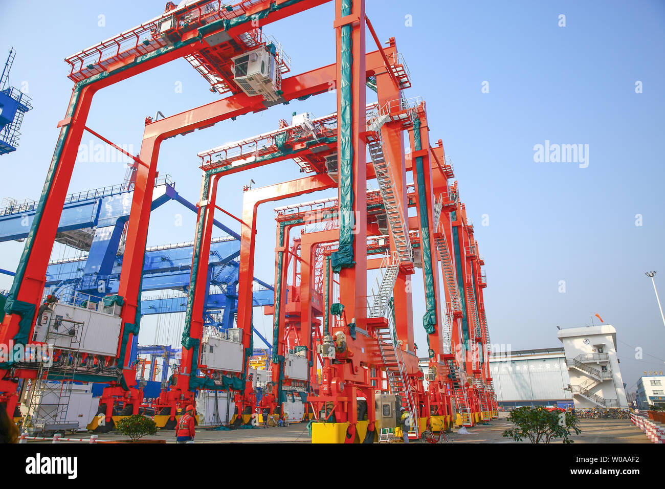 Dragon gate crane track crane Stock Photo - Alamy