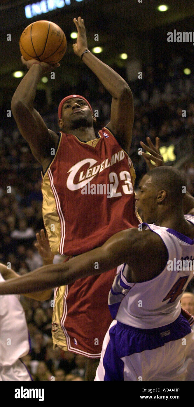 Lebron james rookie 2004 hi-res stock photography and images - Alamy