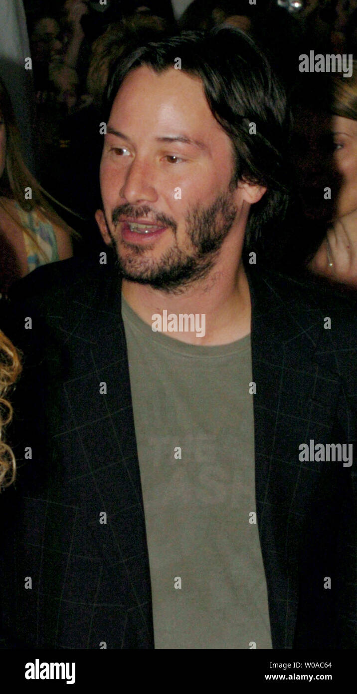 Keanu Reeves makes a suprise guest appearance on the red carpet before ...