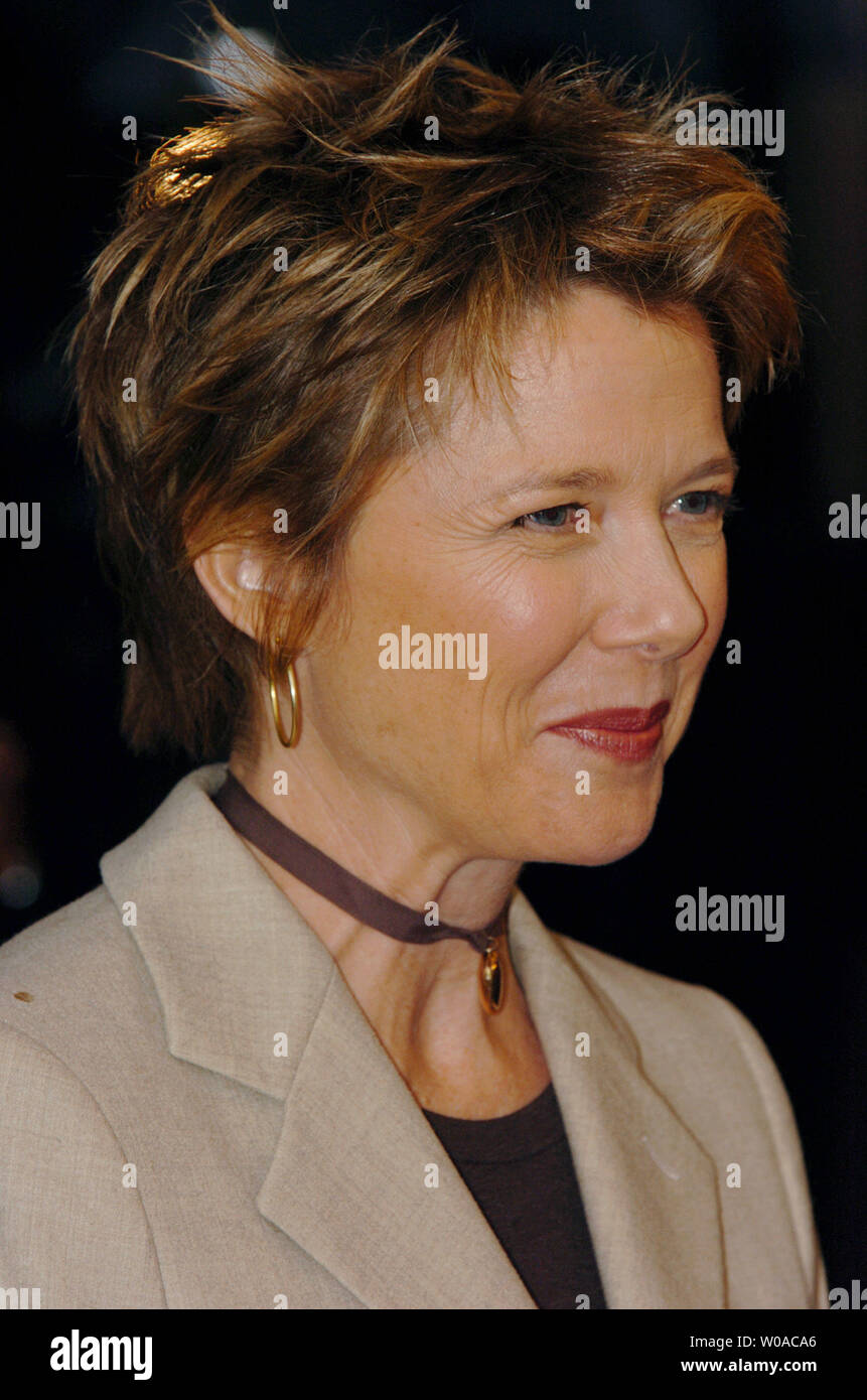 Annette bening mrs harris hi-res stock photography and images - Alamy