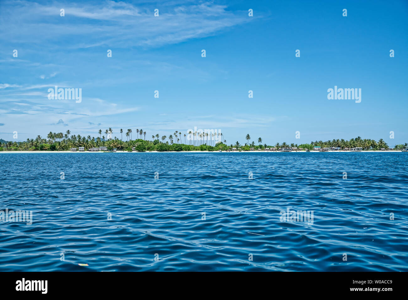 Pacific Ocean divided by idyllic tropical island unde blue sky Stock ...