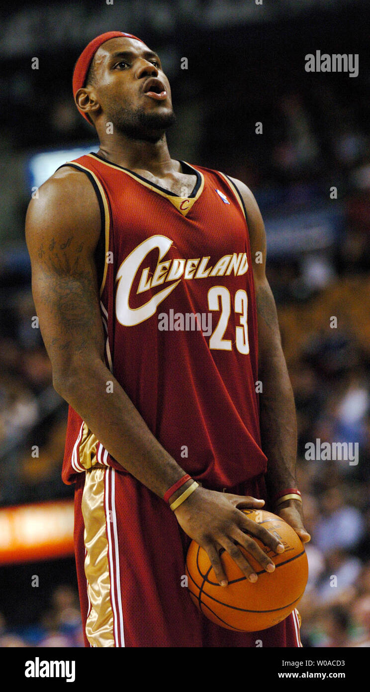 Lebron james free throw hi-res stock photography and images - Alamy