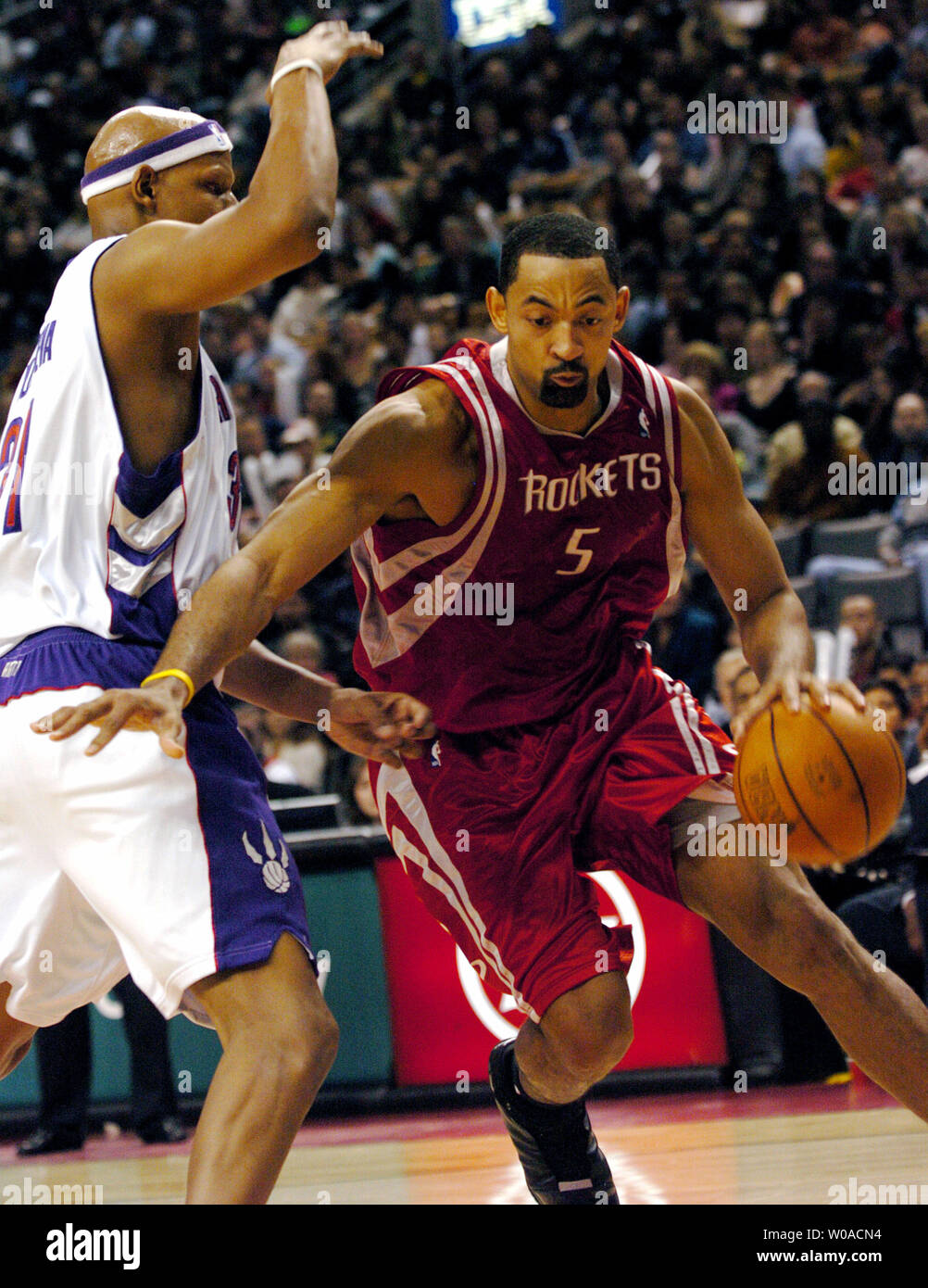 Houston Rockets' Juwan Howard drives towards the key past Toronto ...