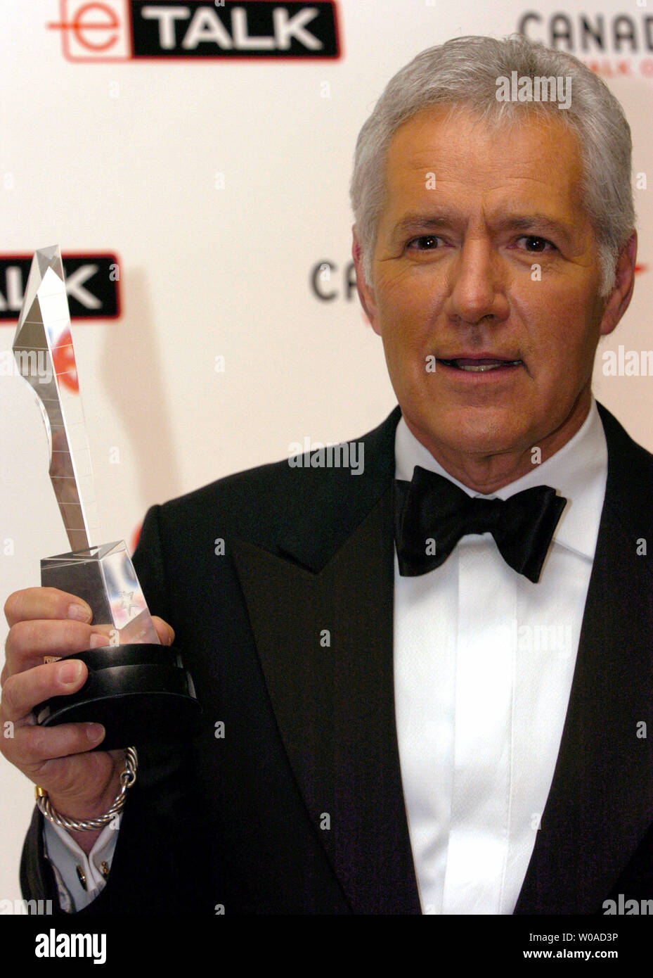 'Jeopardy' host Alex Trebek arrives backstage with his award after ...