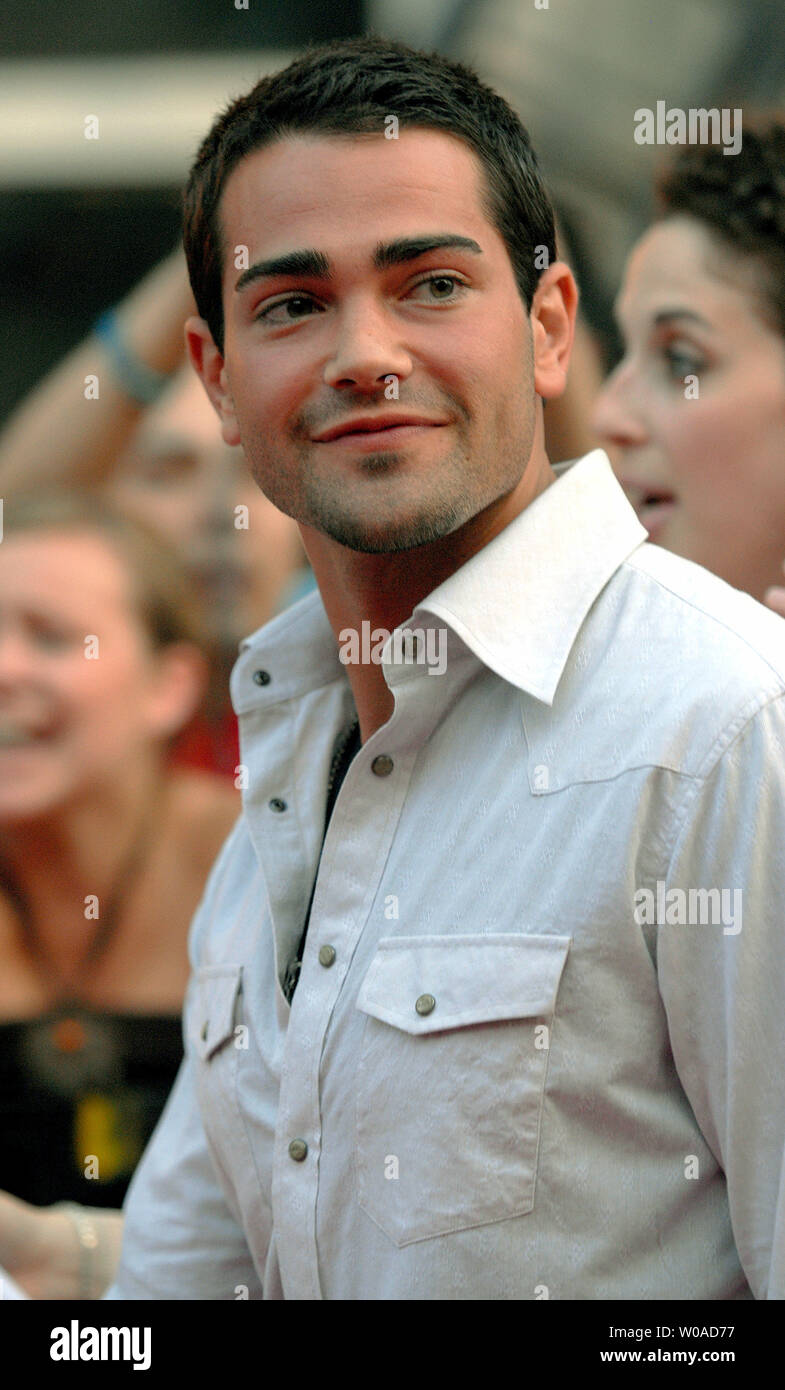 Actor Jesse Metcalfe arrives on the red carpet for the MuchMusic Video ...