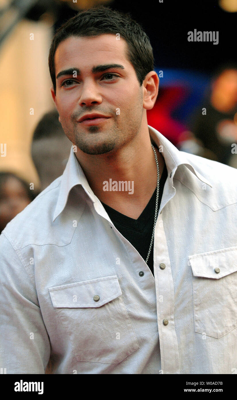 Actor Jesse Metcalfe arrives on the red carpet for the MuchMusic Video ...