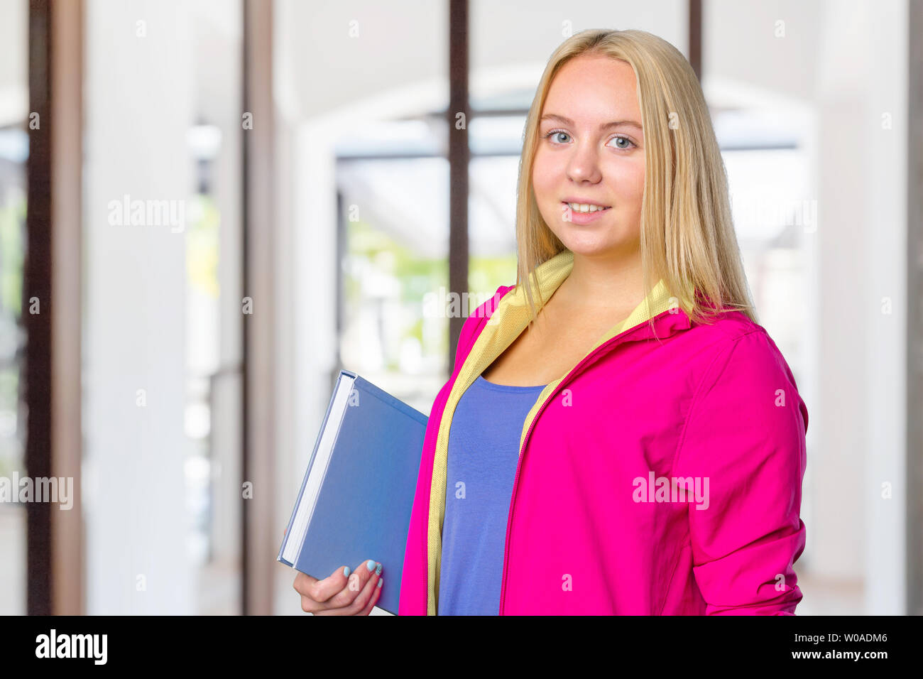 woman hand holding a book Stock Photo - Alamy