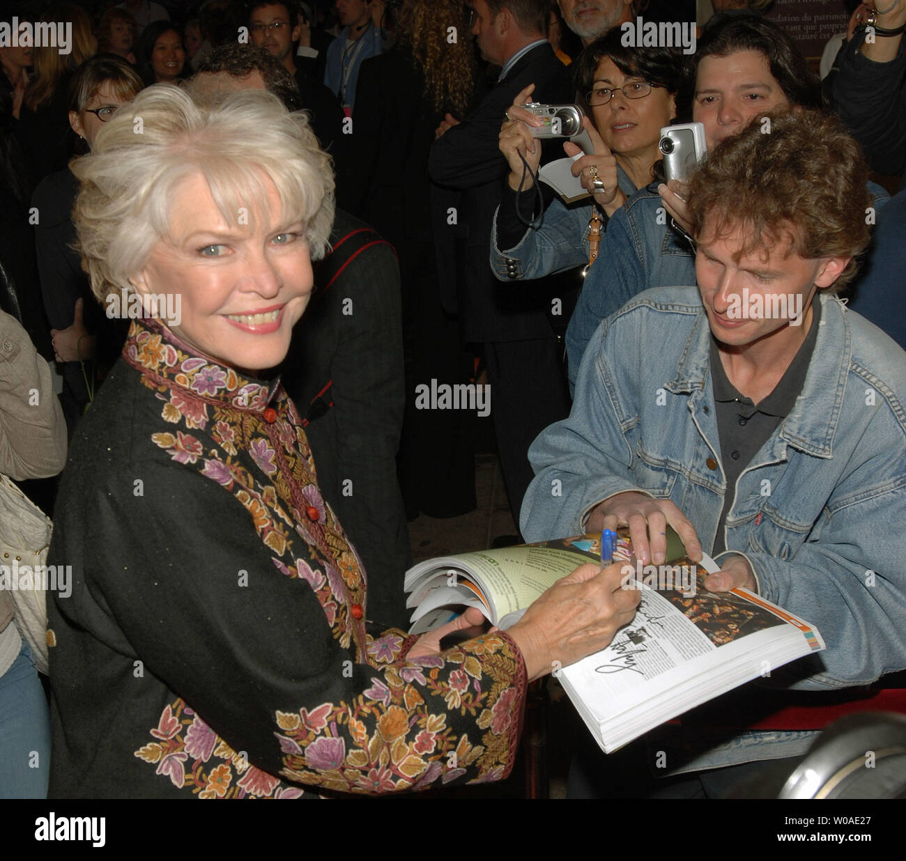 Ellen Burstyn signs autographs for fans on the red carpet at the ...