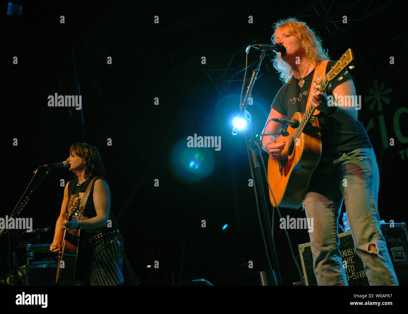 American folk rock duo the Indigo Girls Amy Ray (L) and Emily Saliers ...