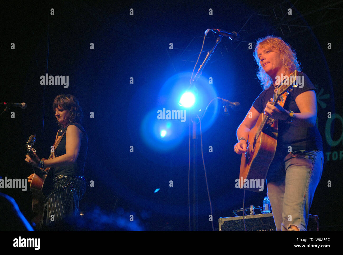 American folk rock duo the Indigo Girls Amy Ray (L) and Emily Saliers ...