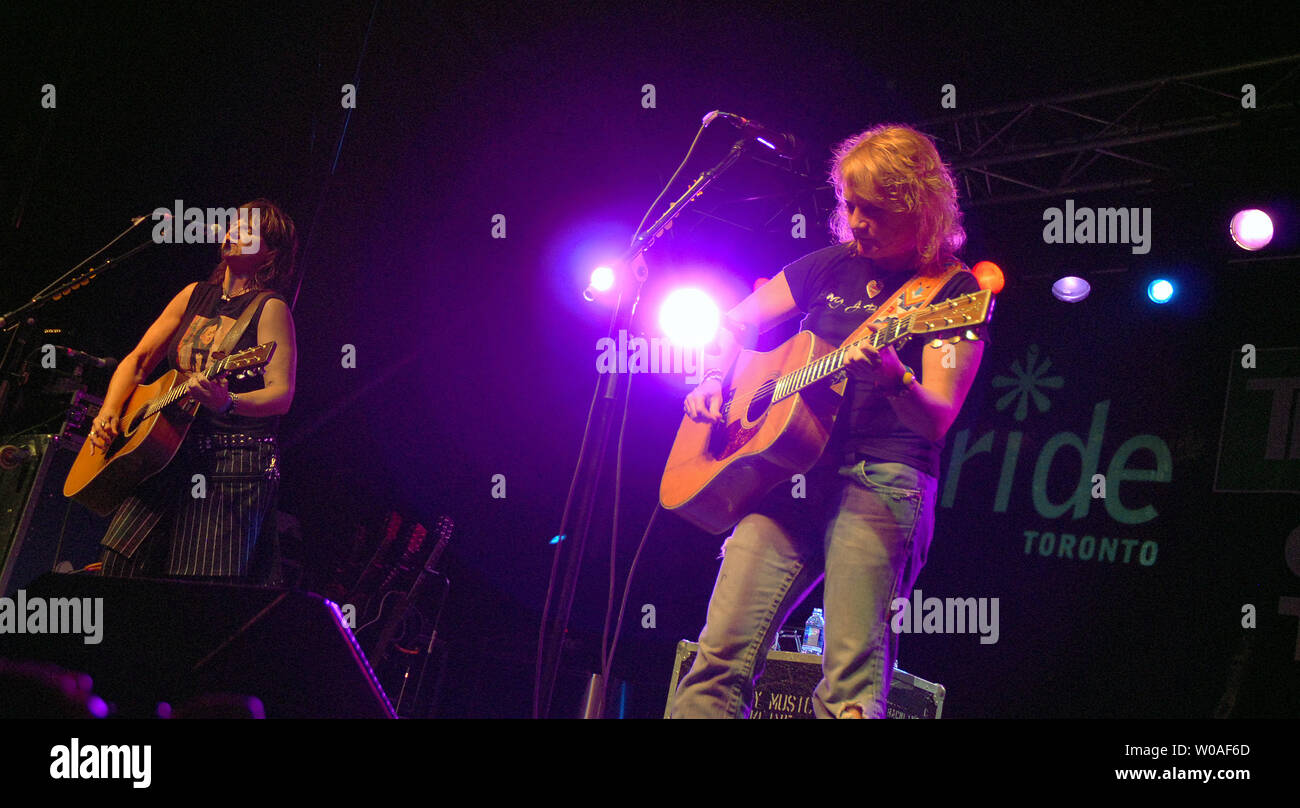 American folk rock duo, the Indigo Girls Amy Ray (L) and Emily Saliers ...