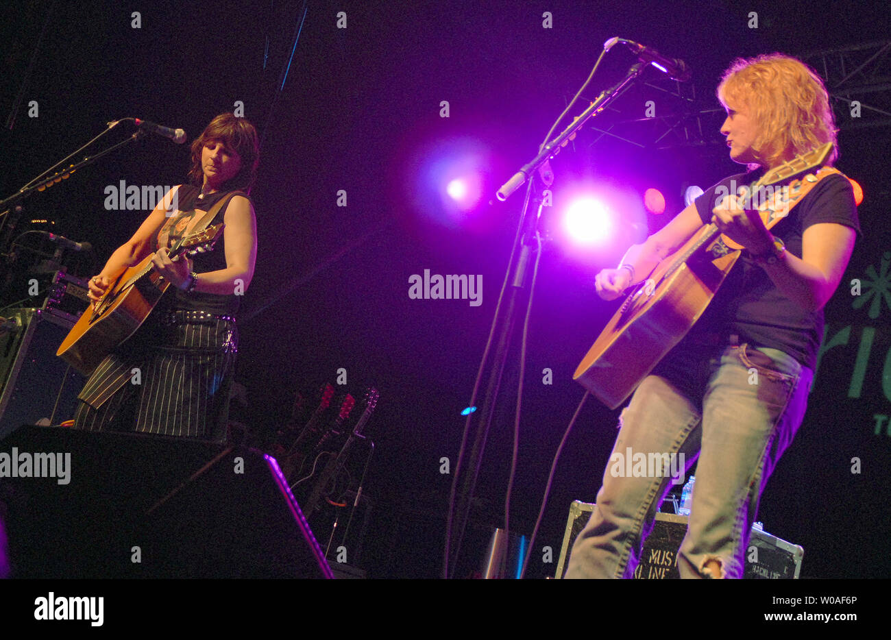 American folk rock duo the Indigo Girls Amy Ray (L) and Emily Saliers ...