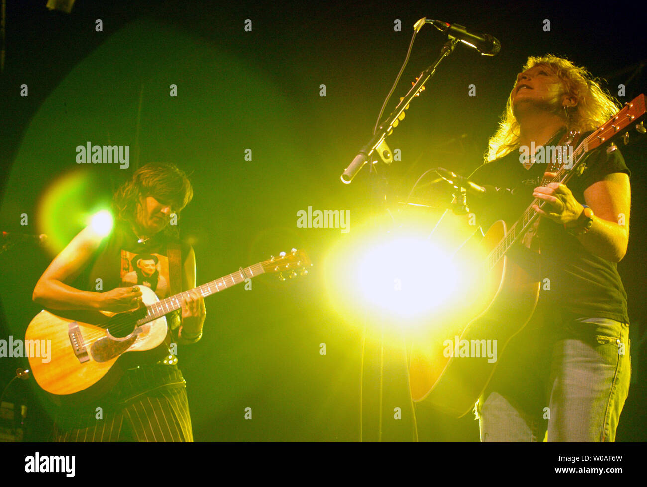 American folk rock duo the Indigo Girls Amy Ray (L) and Emily Saliers ...