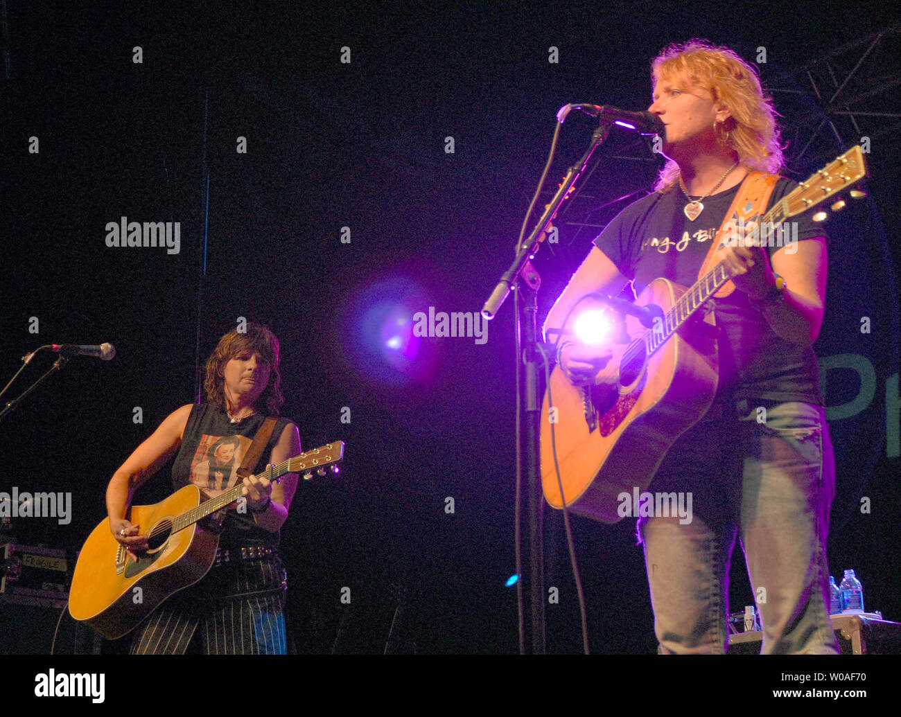 American folk rock duo the Indigo Girls Amy Ray (L) and Emily Saliers ...