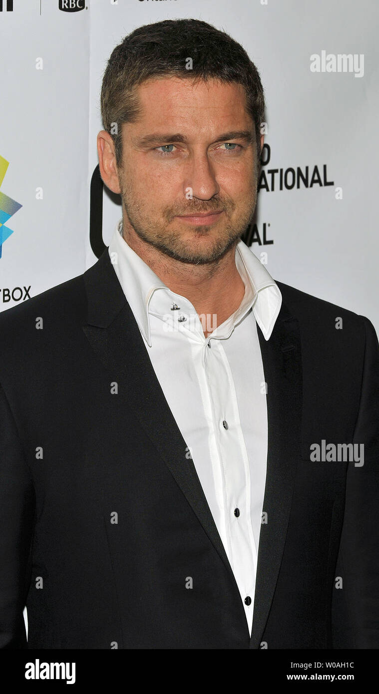 Gerard Butler arrives for the "RocknRolla" premiere at the Elgin ...