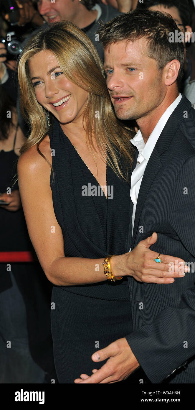 Jennifer aniston in management hi-res stock photography and images - Alamy