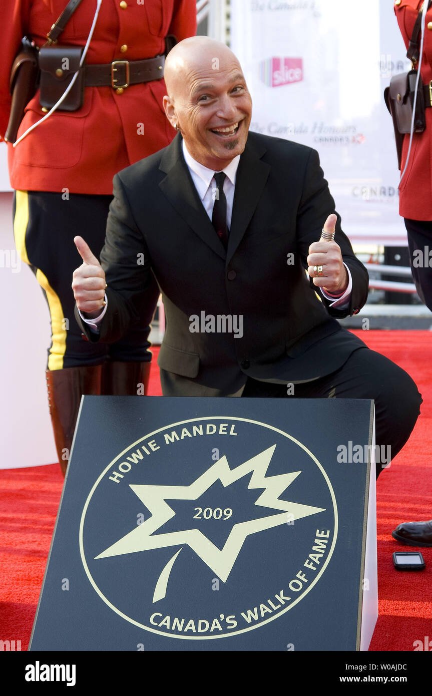 Game show host hi-res stock photography and images - Alamy