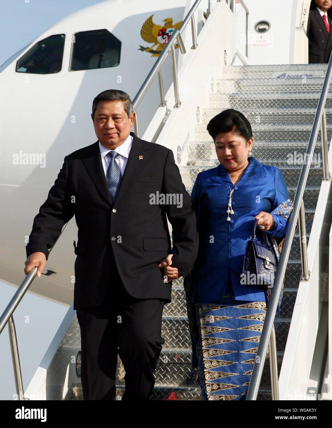 Indonesia President Susilo Yudhoyono and his wife Ani arrive at Toronto ...