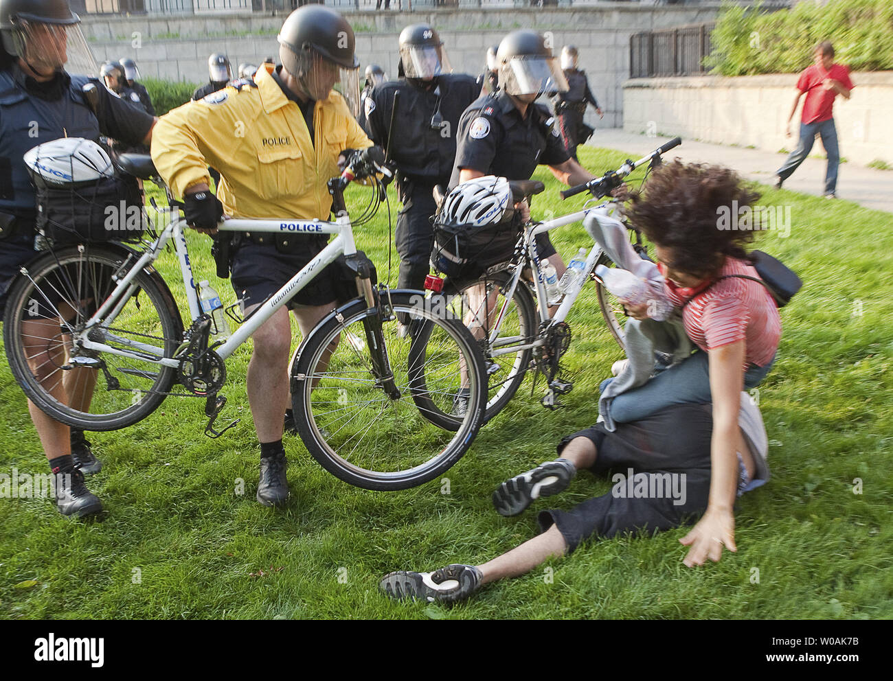 Protestors argue with police hi-res stock photography and images - Alamy