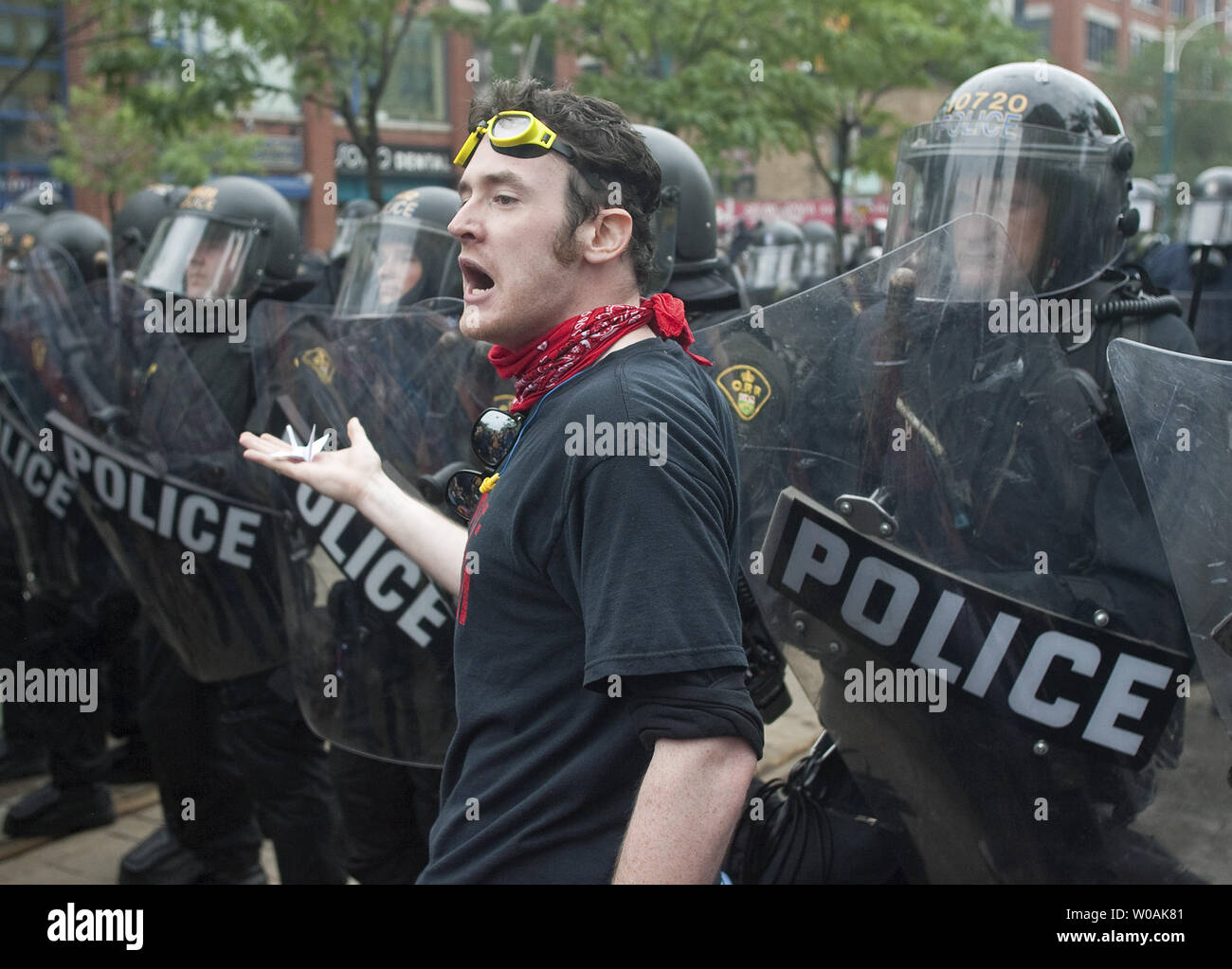Thousands of riot police guard the G8, G20 security zone against tens ...
