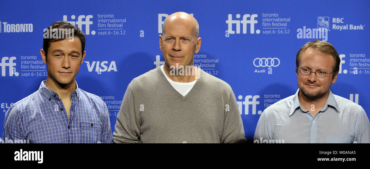 Joseph gordon levitt and bruce willis hi-res stock photography and ...