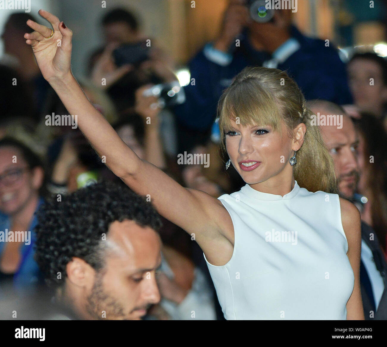 Taylor swift fans hi-res stock photography and images - Alamy