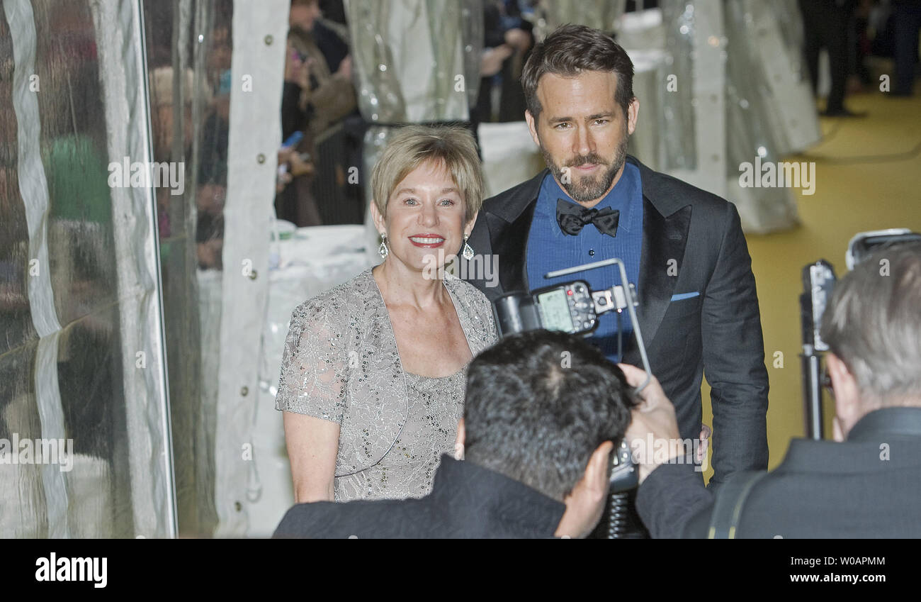 Actor Ryan Reynolds arrives on the Yellow Carpet with his mother Tammy ...