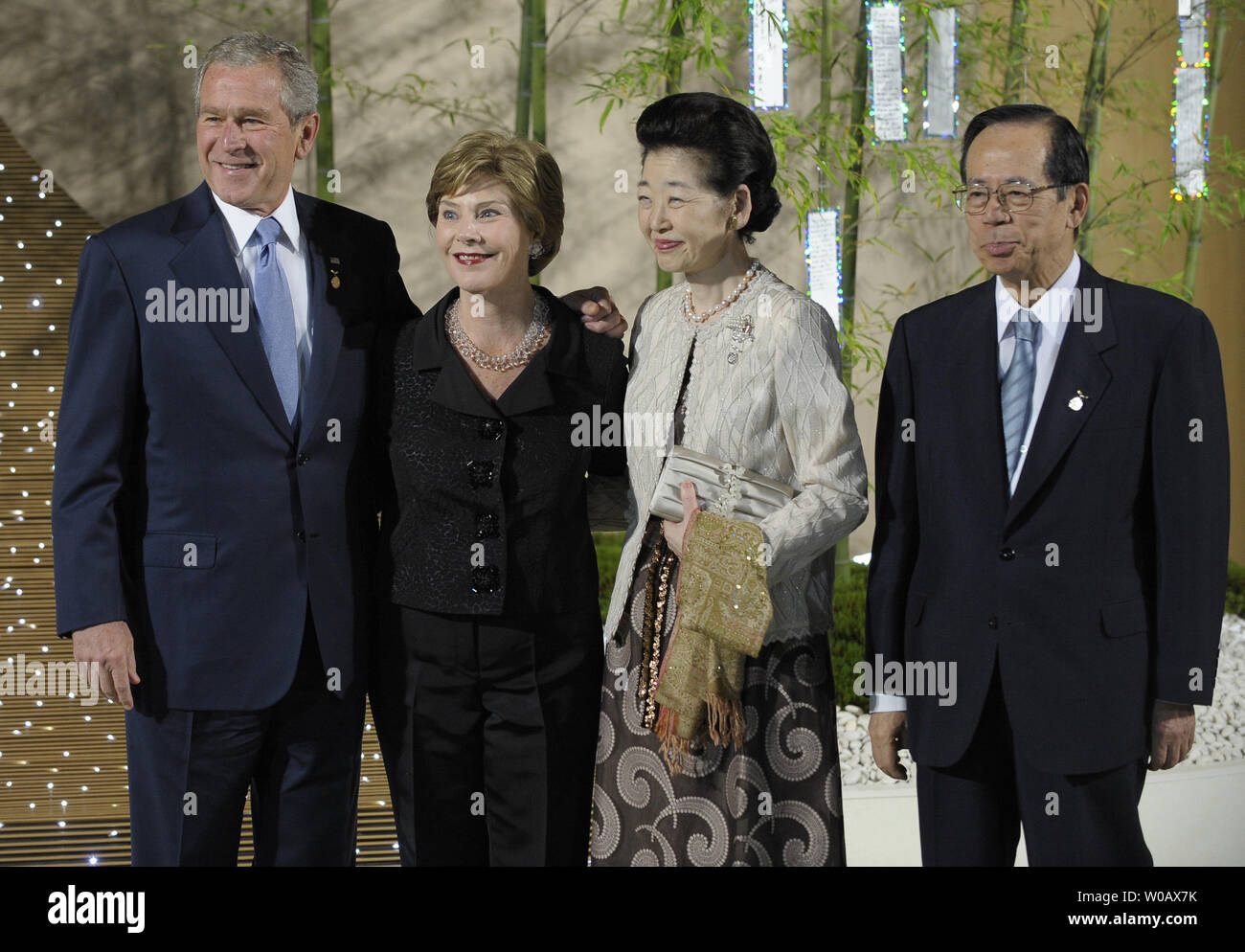 U.S. President George W. Bush (L), first lady Laura Bush, Japanese ...