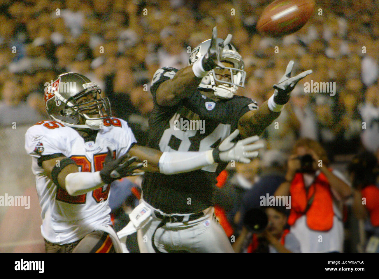 Oakland Raiders Jerry Porter (84) leaps in front of Tampa Bay Bucs ...