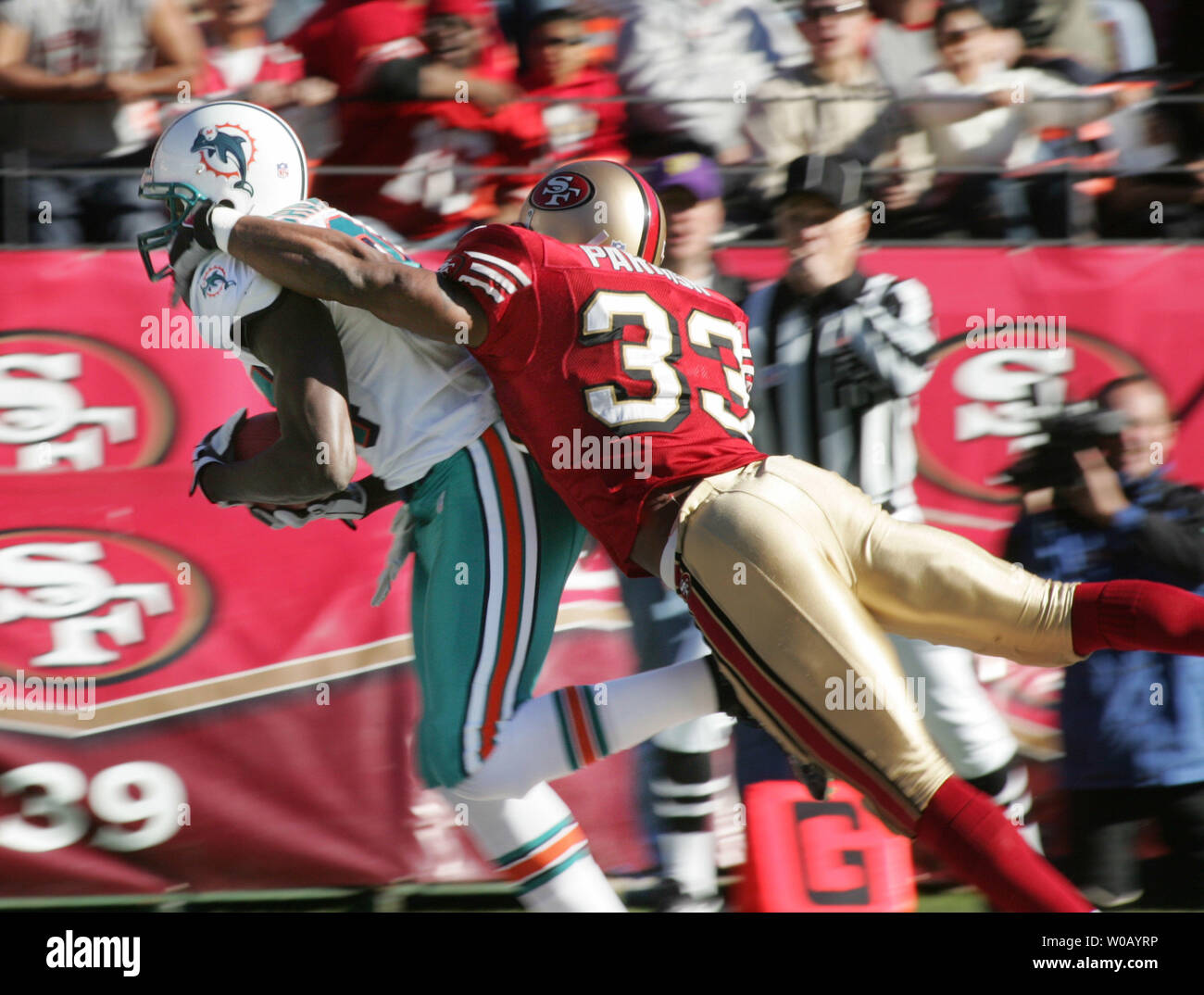 Miami Dolphins WR Chris Chambers pulls in an A.J. Feeley pass for a TD ...