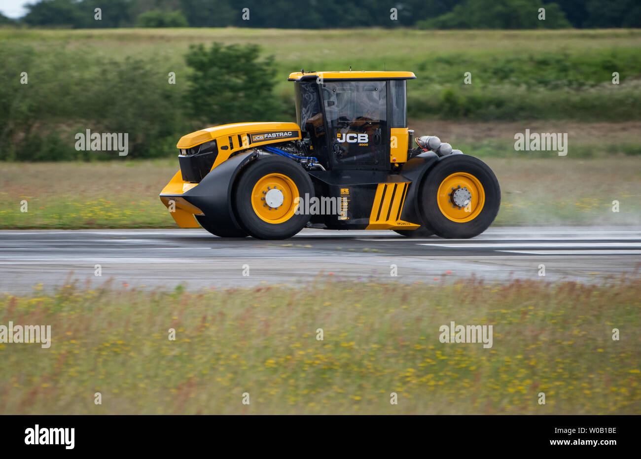 Jcb fast tractor hi-res stock photography and images - Alamy