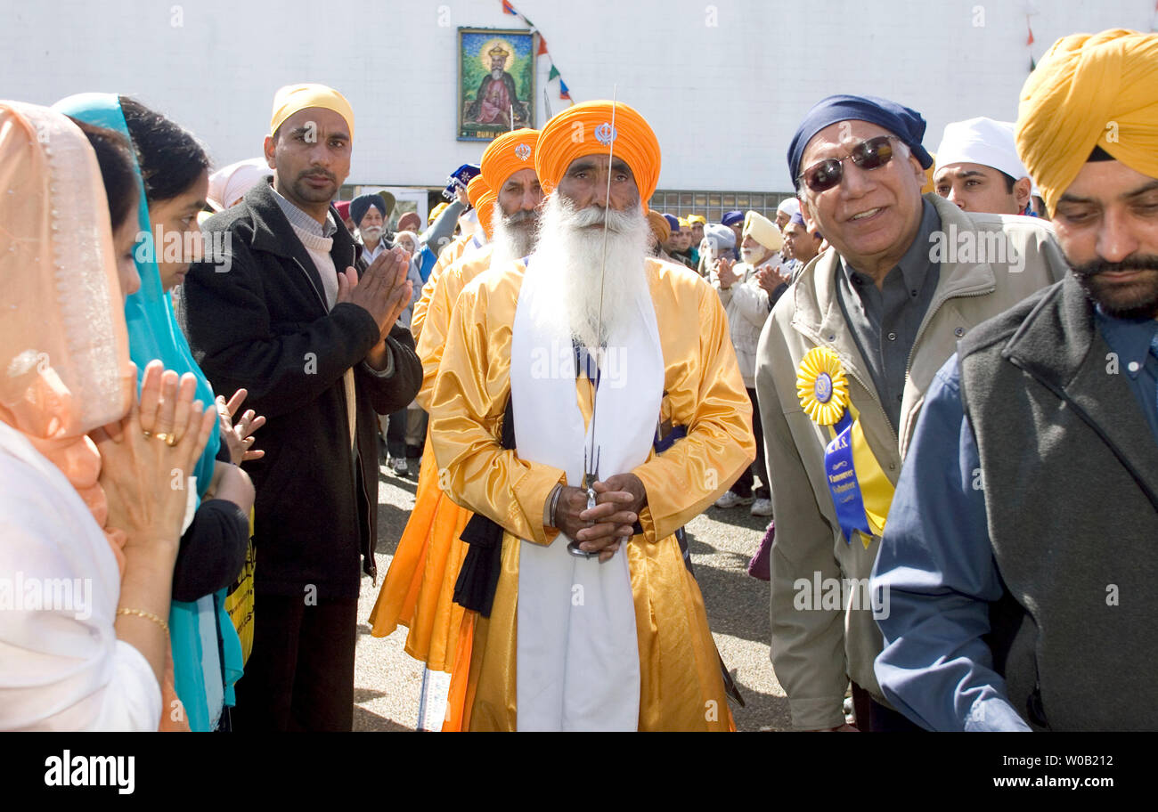 A procession brings holy khalsa artifacts to the temple amidst tens of ...
