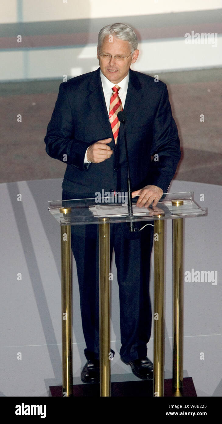 British Columbia Premier Gordon Campbell addresses the audience at the ...