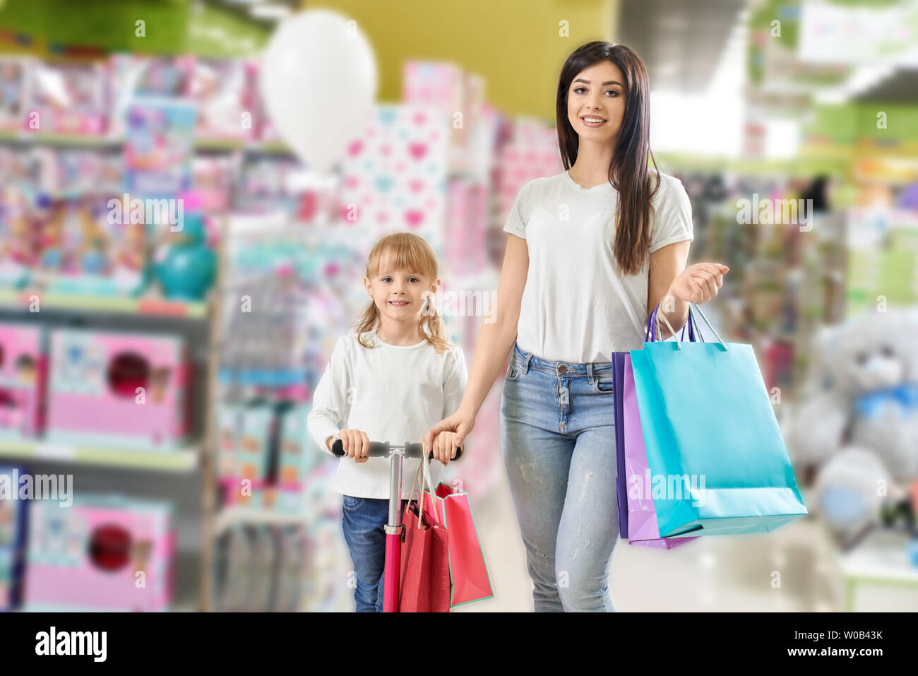 Happy family shopping mall hi-res stock photography and images - Alamy