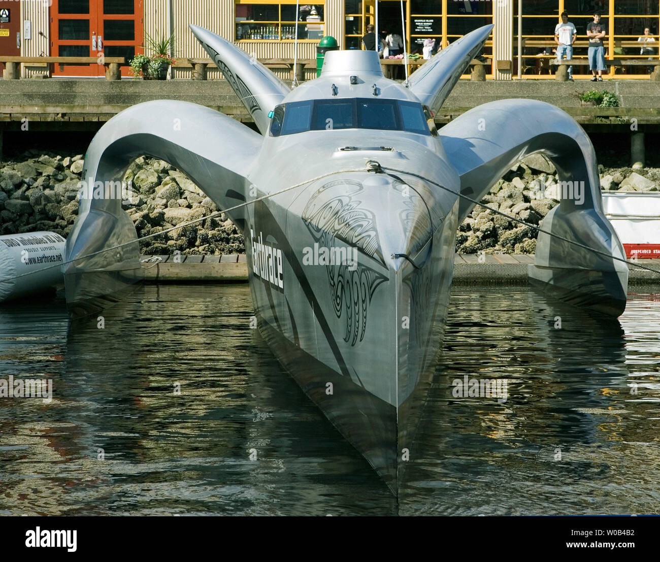 New Zealand's environmentally friendly Earthrace boat starts a North ...