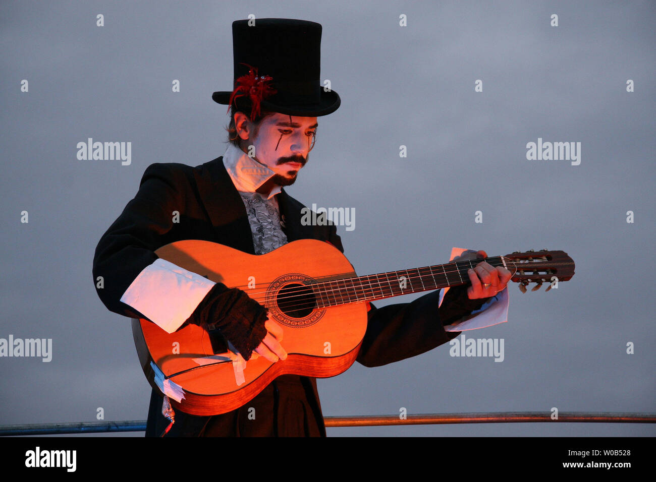 Dee Al Fraser plays guitar with the Nucleus troupe at the All Soul's ...