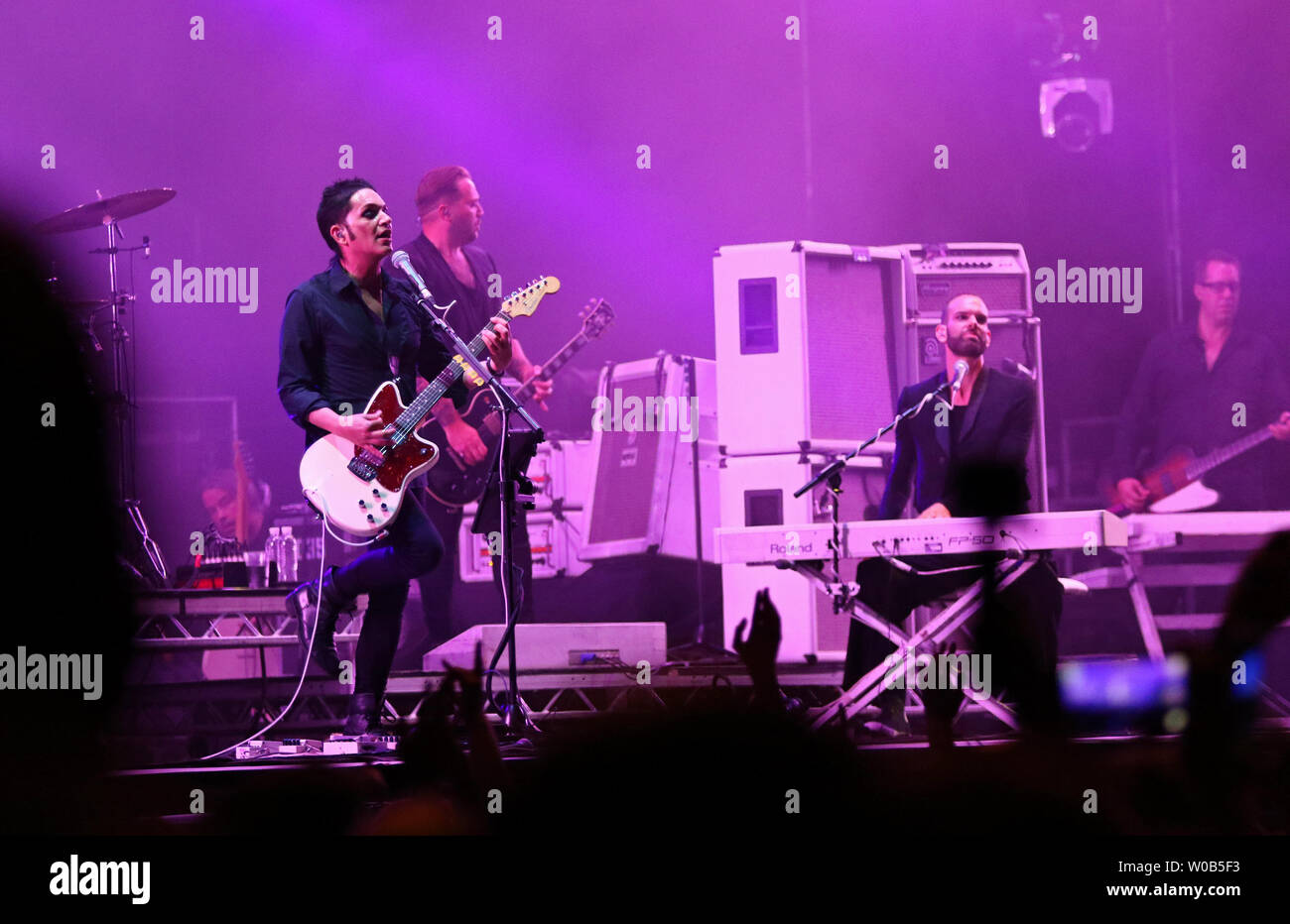 Lead singer band placebo hi-res stock photography and images - Alamy
