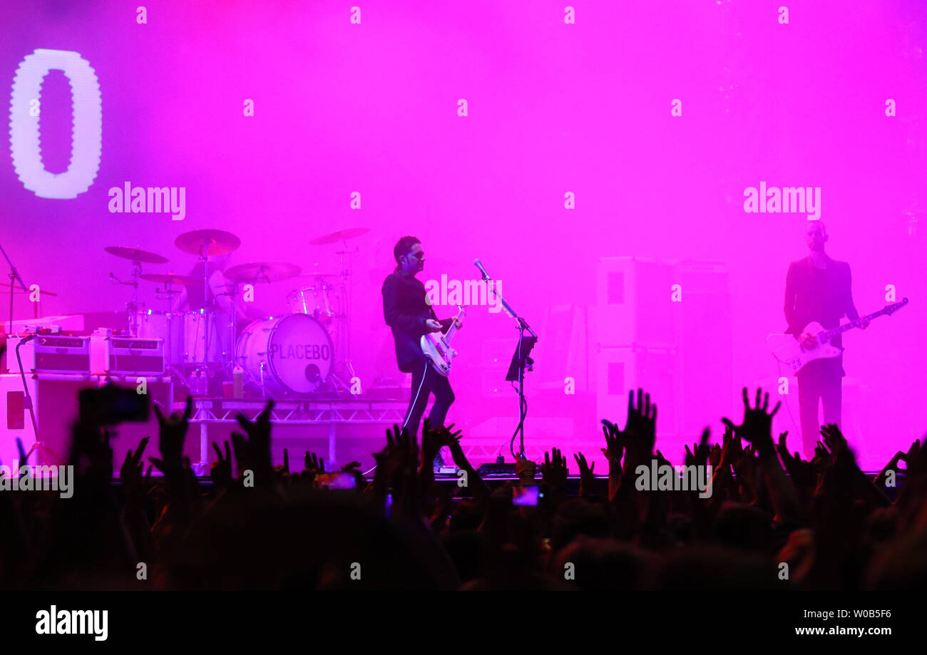 Lead singer band placebo hi-res stock photography and images - Alamy