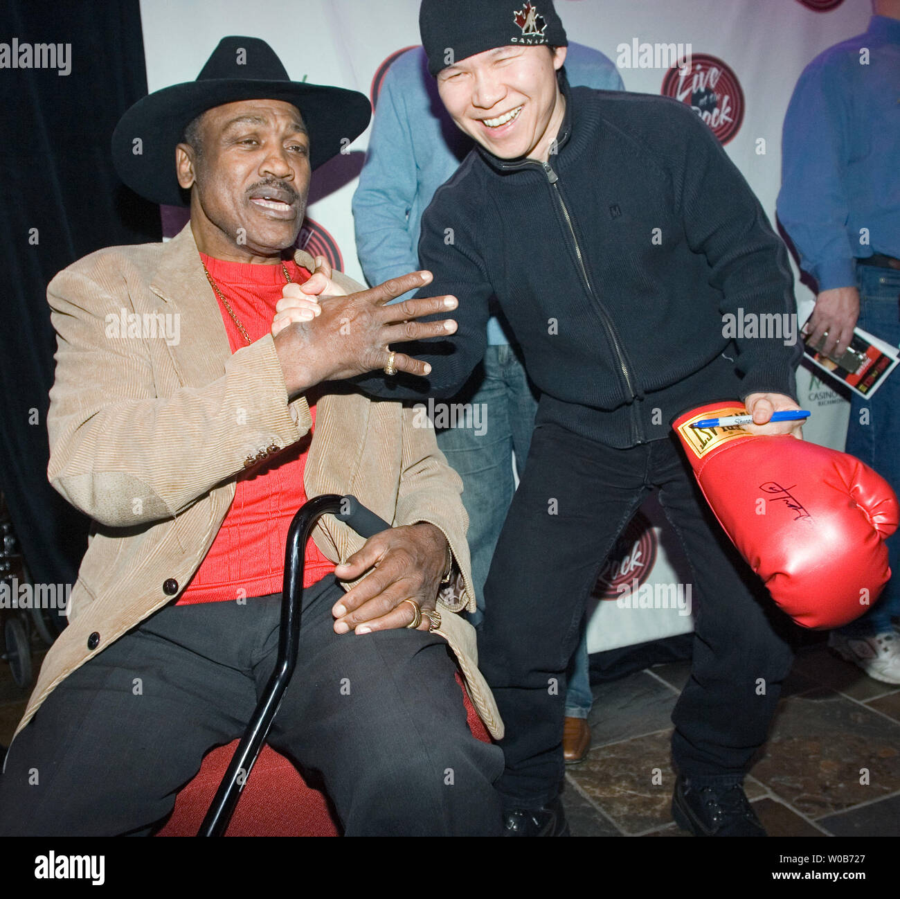 Joe frazier in a boxing match hi-res stock photography and images - Alamy
