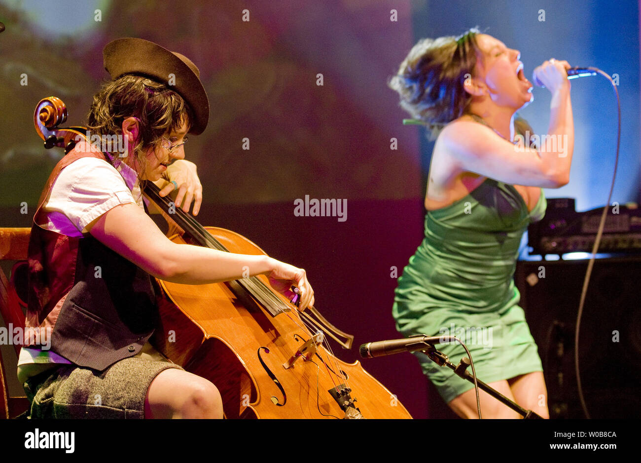 Inuit throat singer hi-res stock photography and images - Alamy