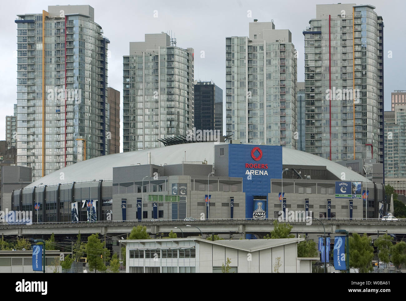 Rogers arena in downtown vancouver hi-res stock photography and images ...