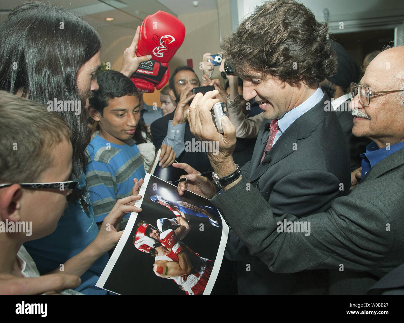 Justin trudeau campaign hi-res stock photography and images - Alamy