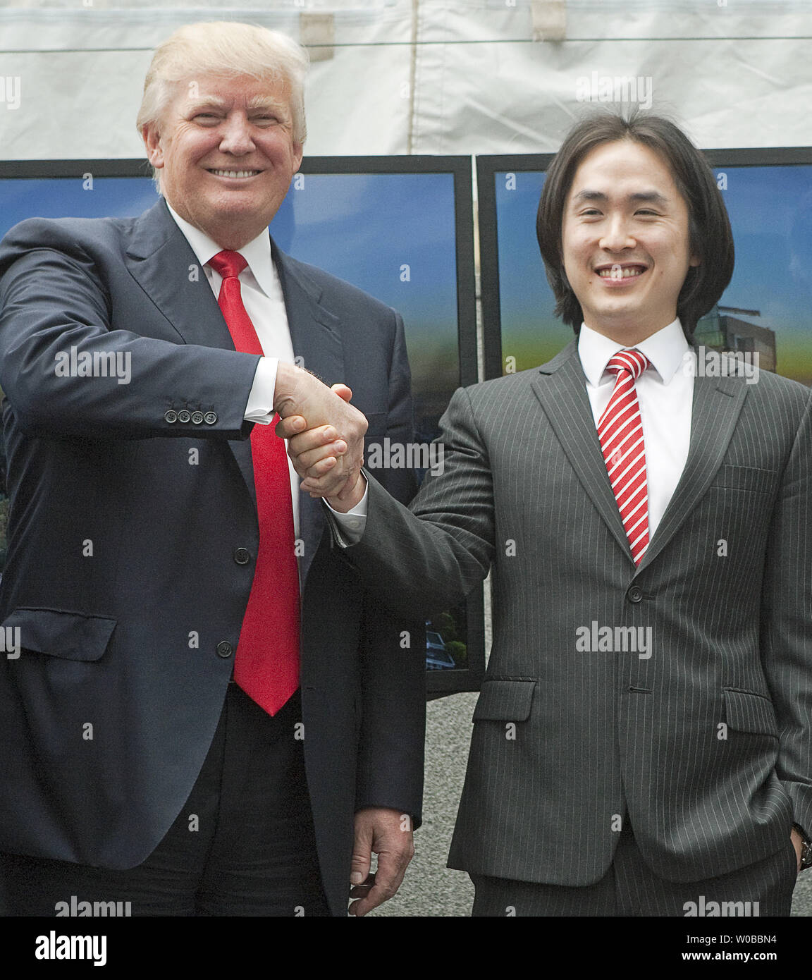 Donald Trump (L) shakes the hand of Joo Kim Tiah, CEO of the developer ...