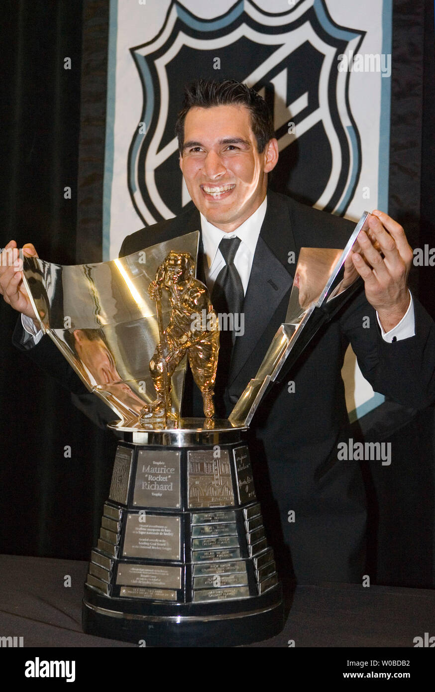 San Jose Shark's Jonathan Cheechoo receives the Maurice Richard Trophy ...