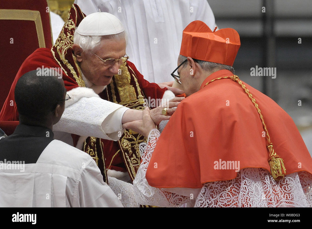 Cardinal santos abril y castello hi-res stock photography and images ...