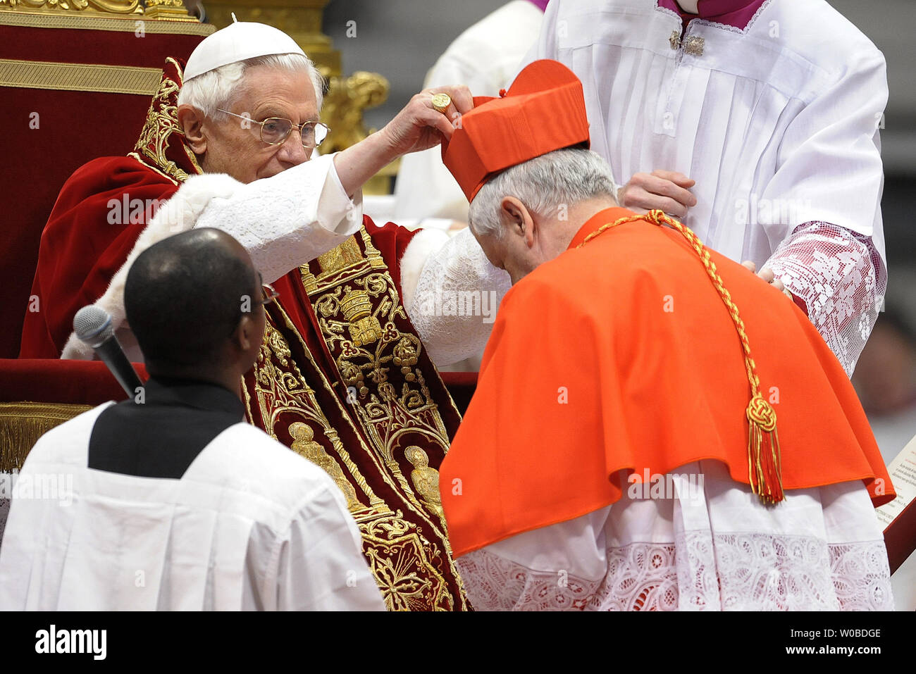 Statua saint paul peters basilica hi-res stock photography and images ...