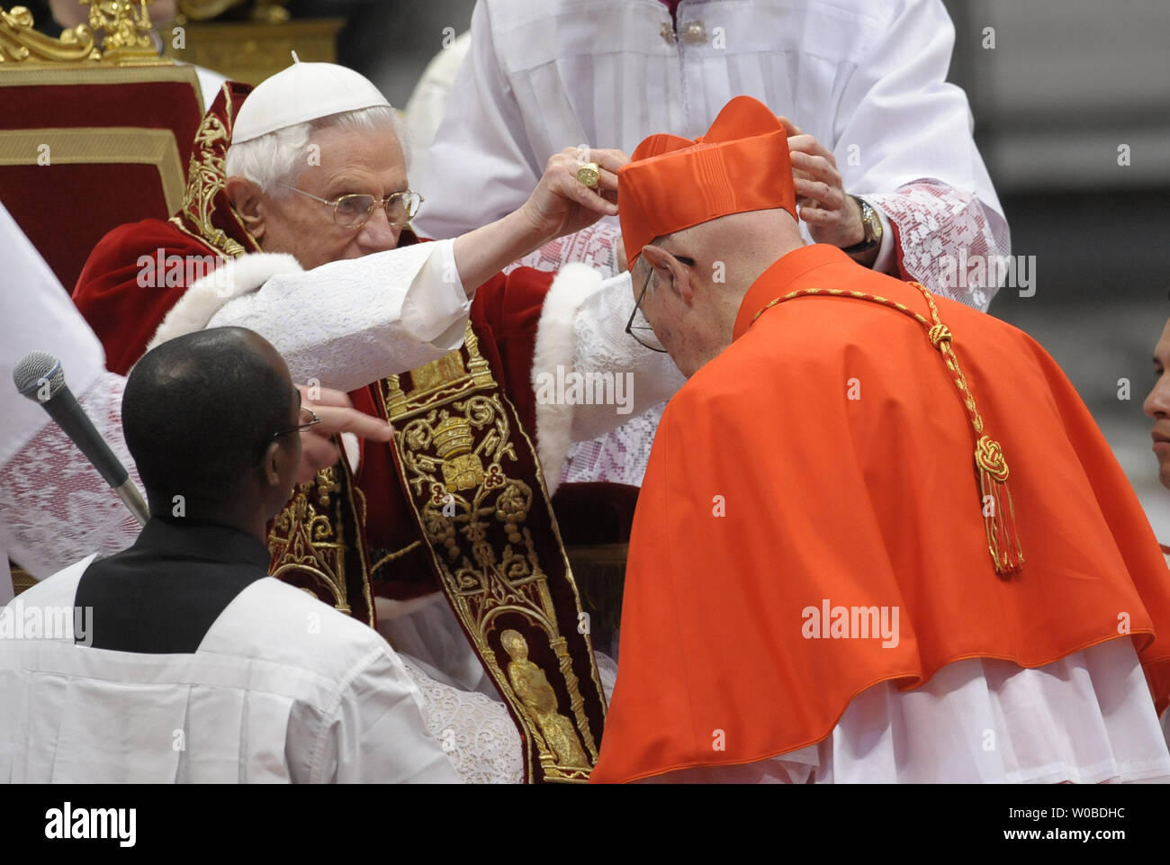 Statua saint paul peters basilica hi-res stock photography and images ...